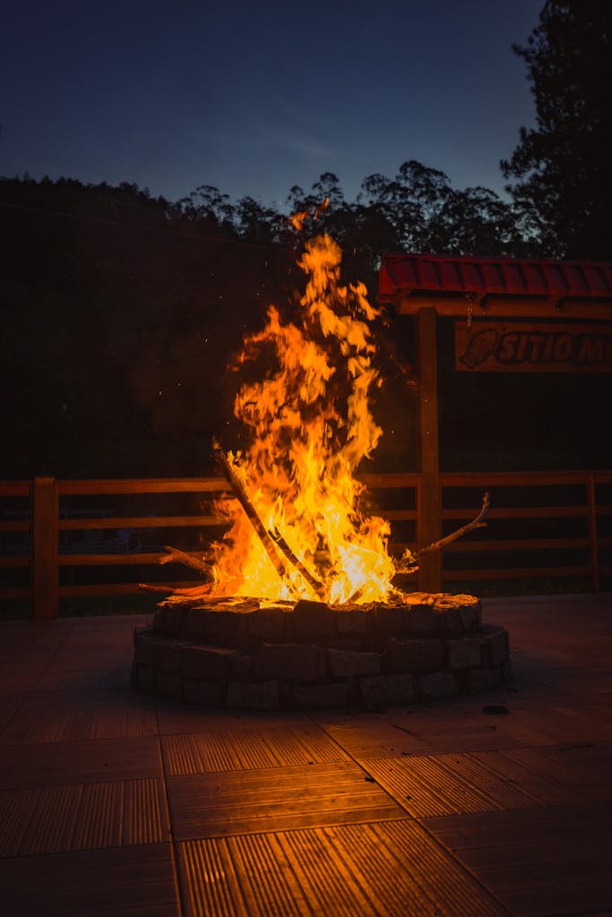 15 Creative Backyard Fire Pit Ideas for Cozy Nights Outdoors - Upcycled ...